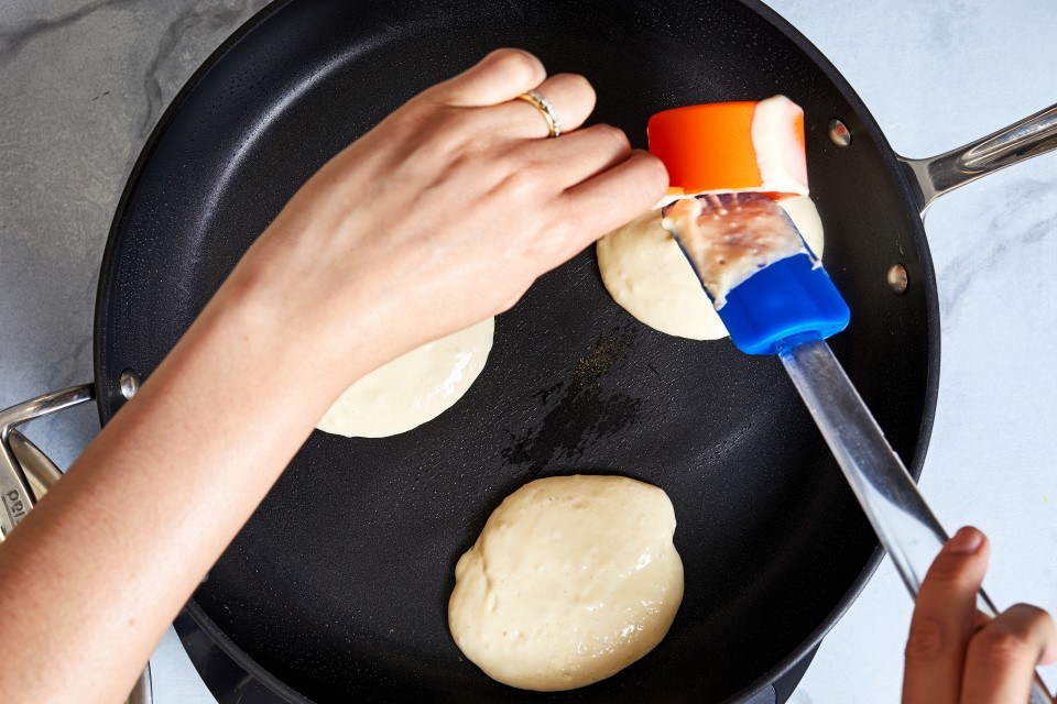 A fluffy buttermilk pancakes recipe using six ingredients and only one ...