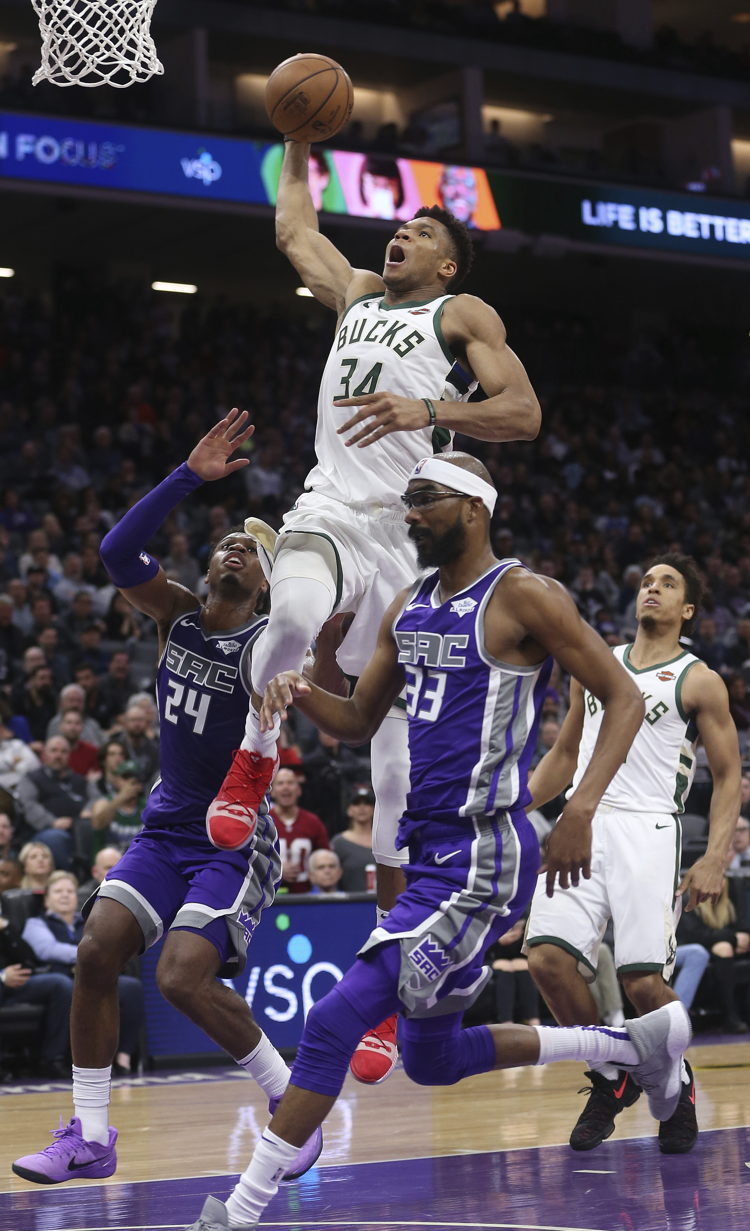 Eric Bledsoe Behangknipper Eric Bledsoe With 21 Points Vs. Herd That