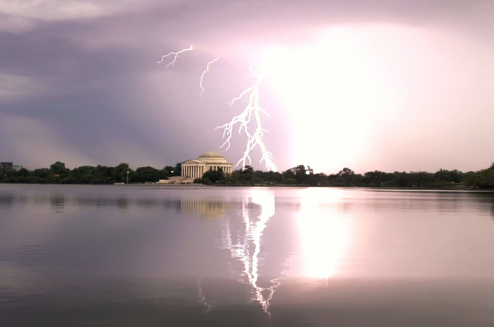 This Tidal Basin lightning bolt in Washington expanded 15.5 miles ...