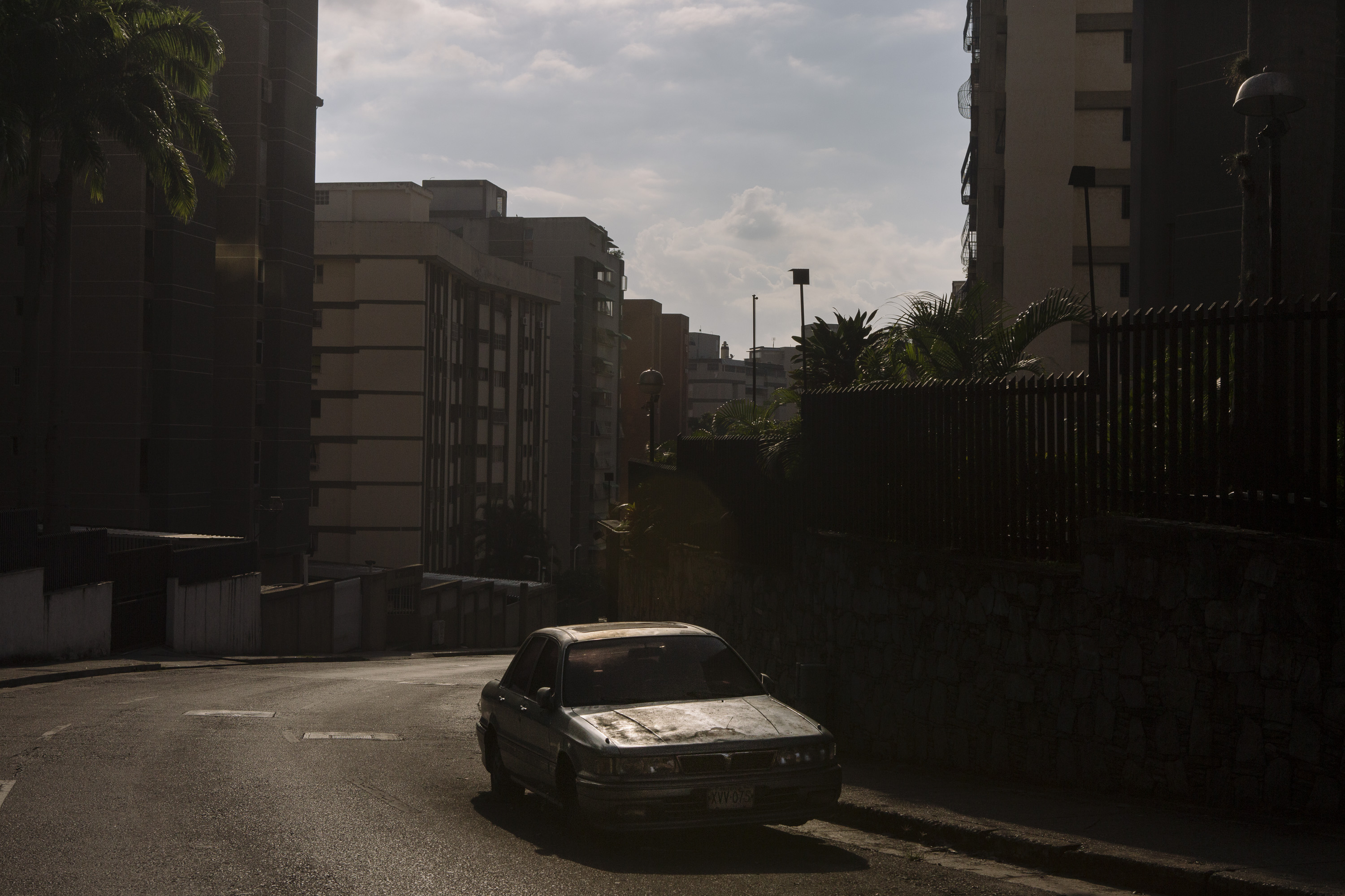 Symbols of a tragic transformation: The abandoned cars of Venezuela ...